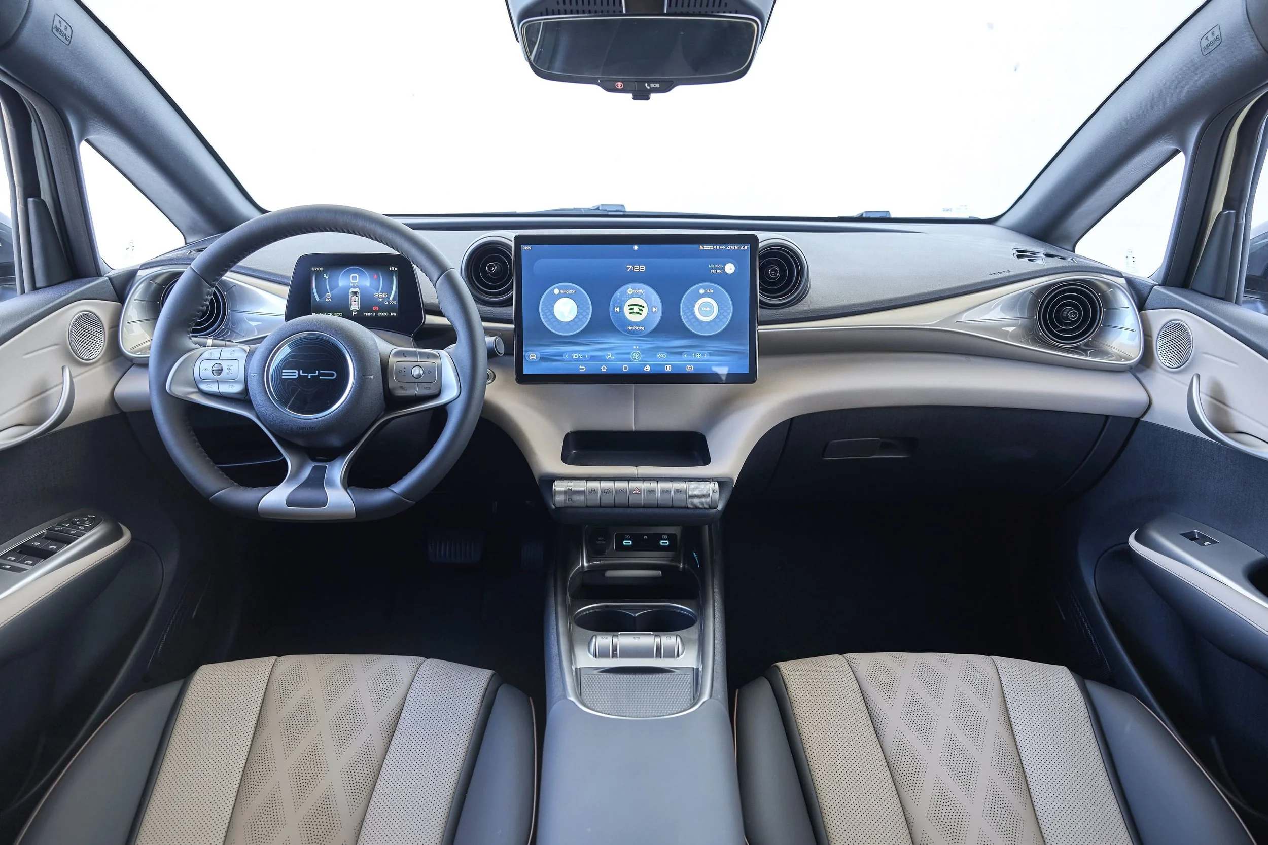 BYD Dolphin Surf - miejski elektryk, który może namieszać — BYD Garcarek