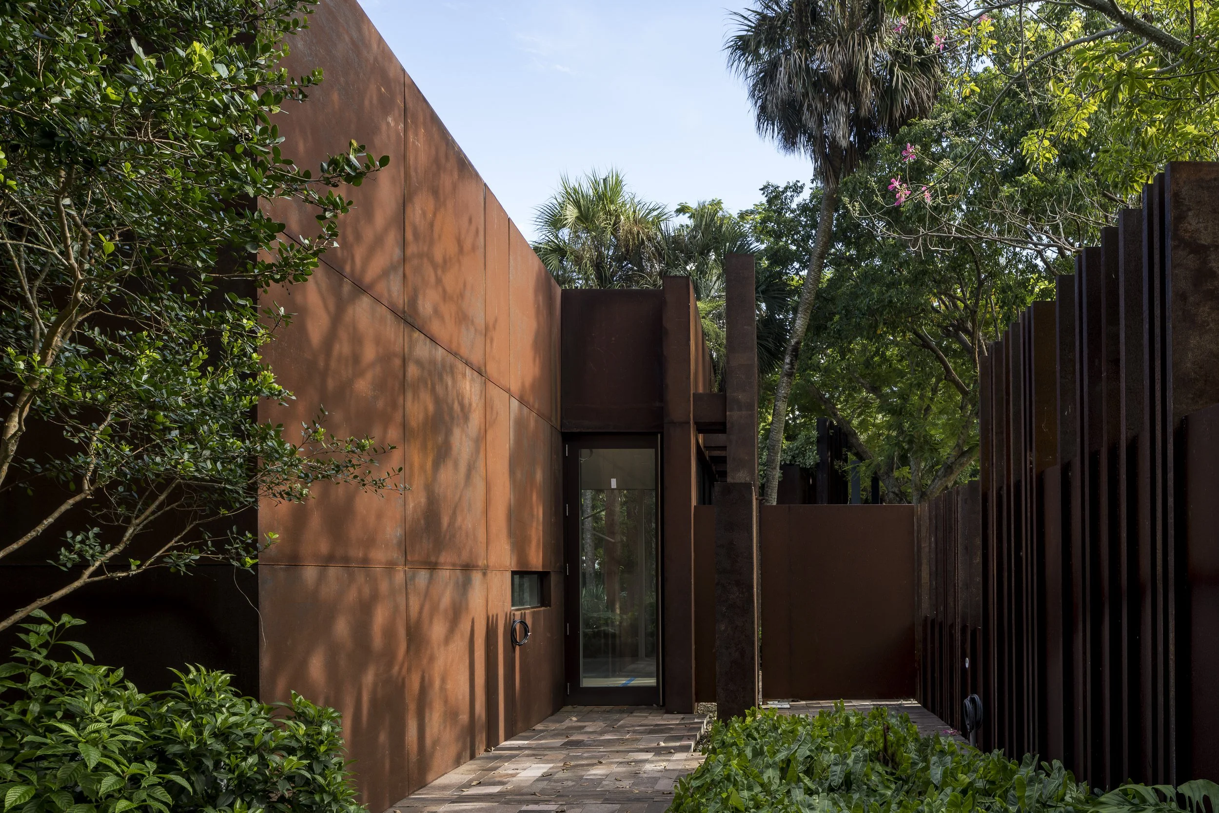 Gatehouse in Coral Gables Rene Gonzalez Architect Raymond Jungles ...