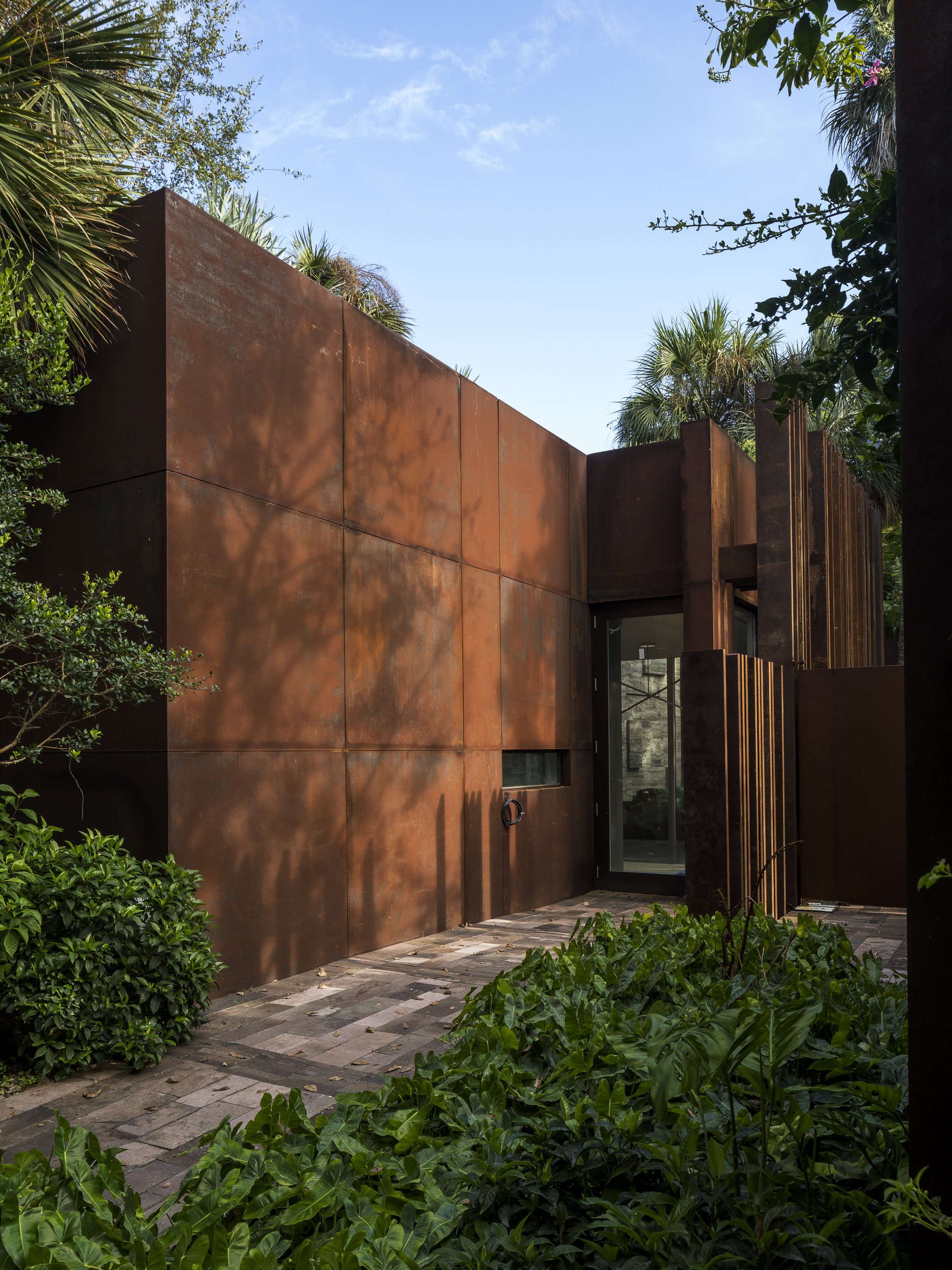 Gatehouse in Coral Gables Rene Gonzalez Architect Raymond Jungles ...