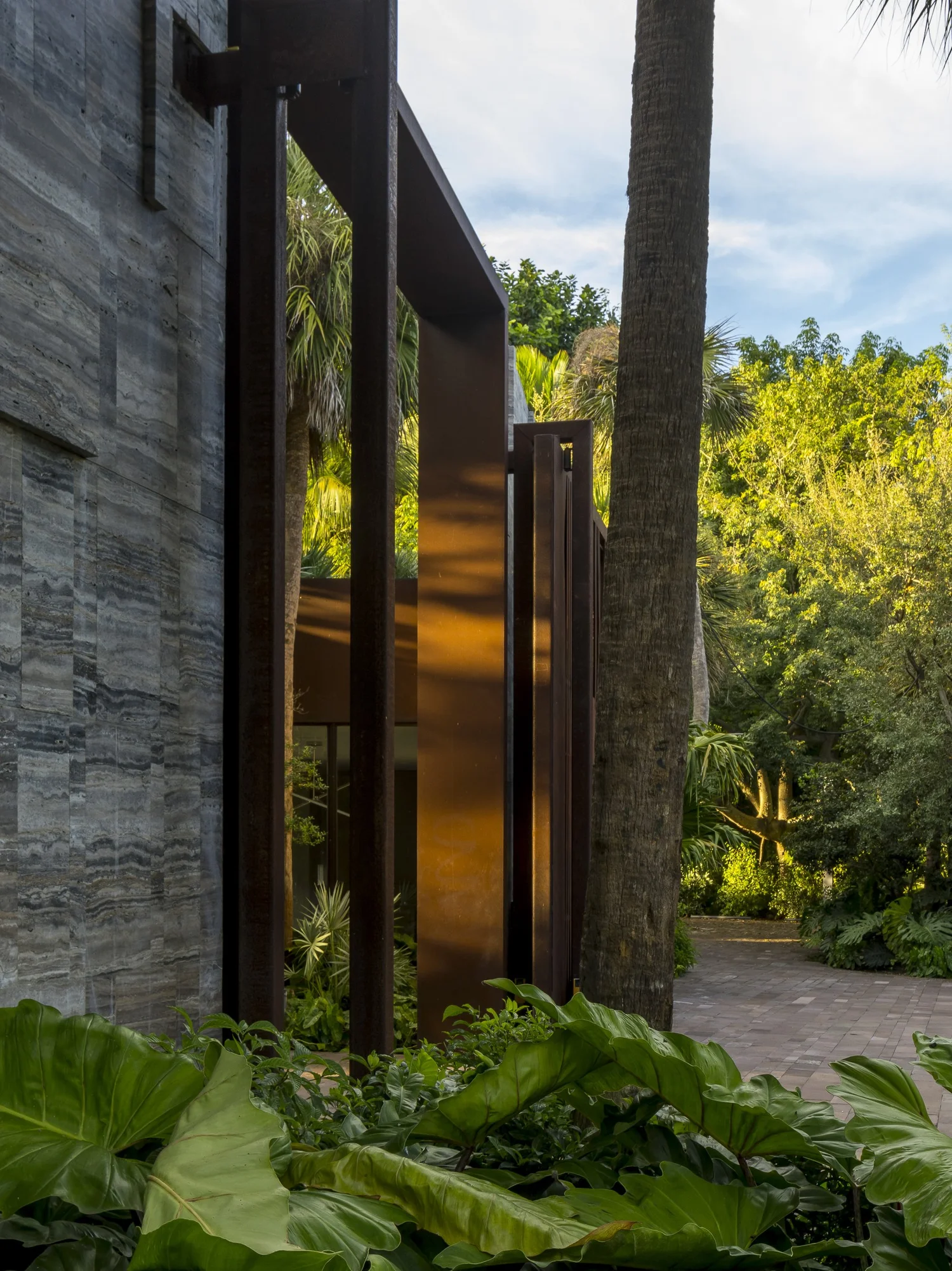 Gatehouse in Coral Gables Rene Gonzalez Architect Raymond Jungles ...