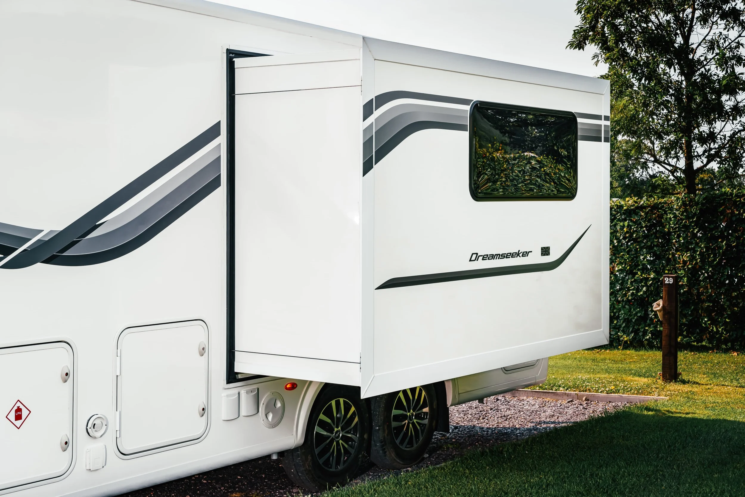 Dreamseeker Fifth Wheel Caravan | Slide-Out Touring Freedom — Fifth ...