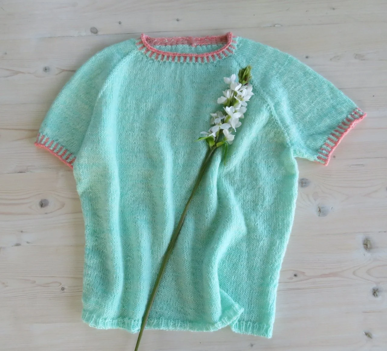 Beginner-friendly short-sleeved sweater knitting pattern using aran ...