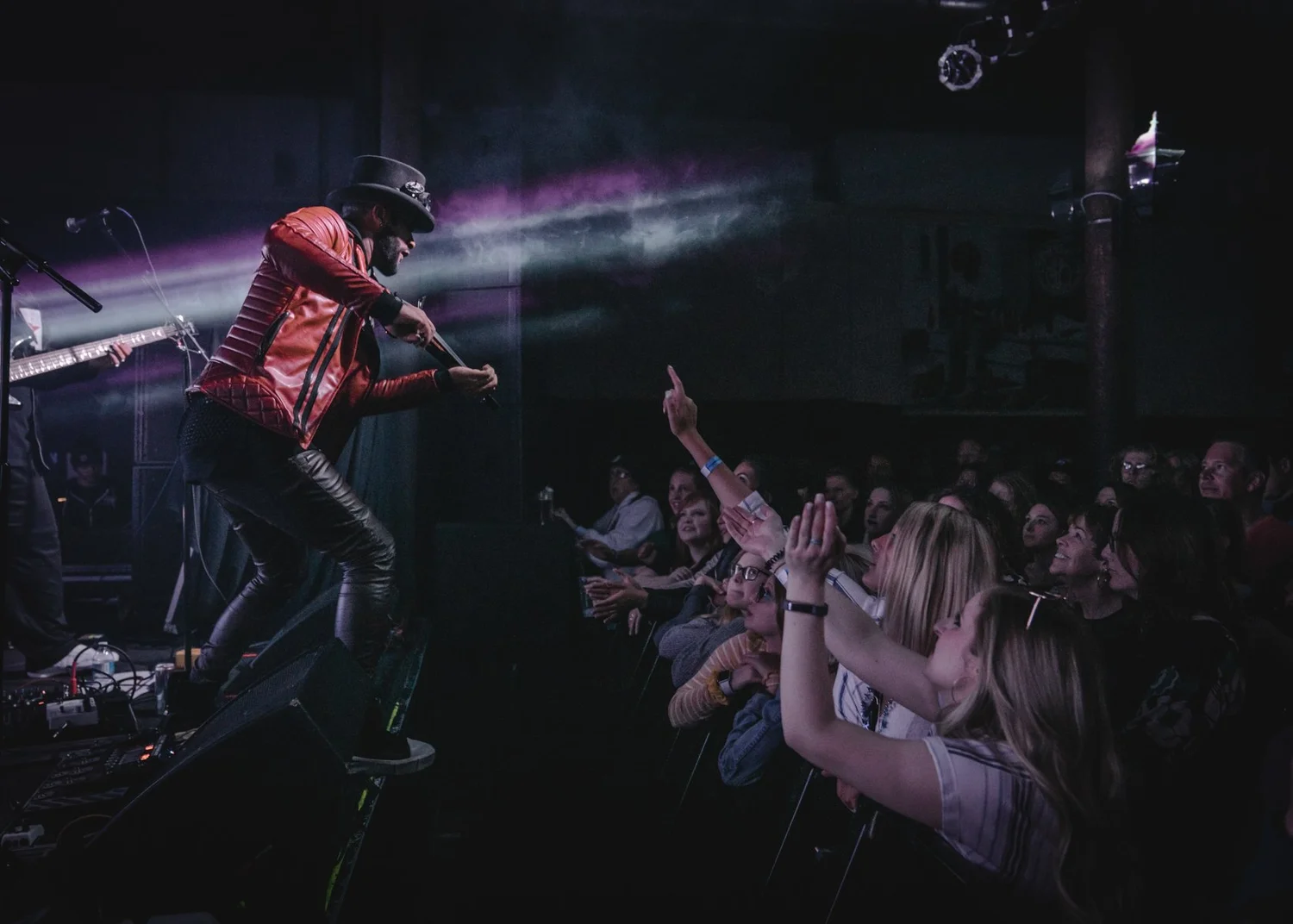 Tour — B2wins - Twin Strings