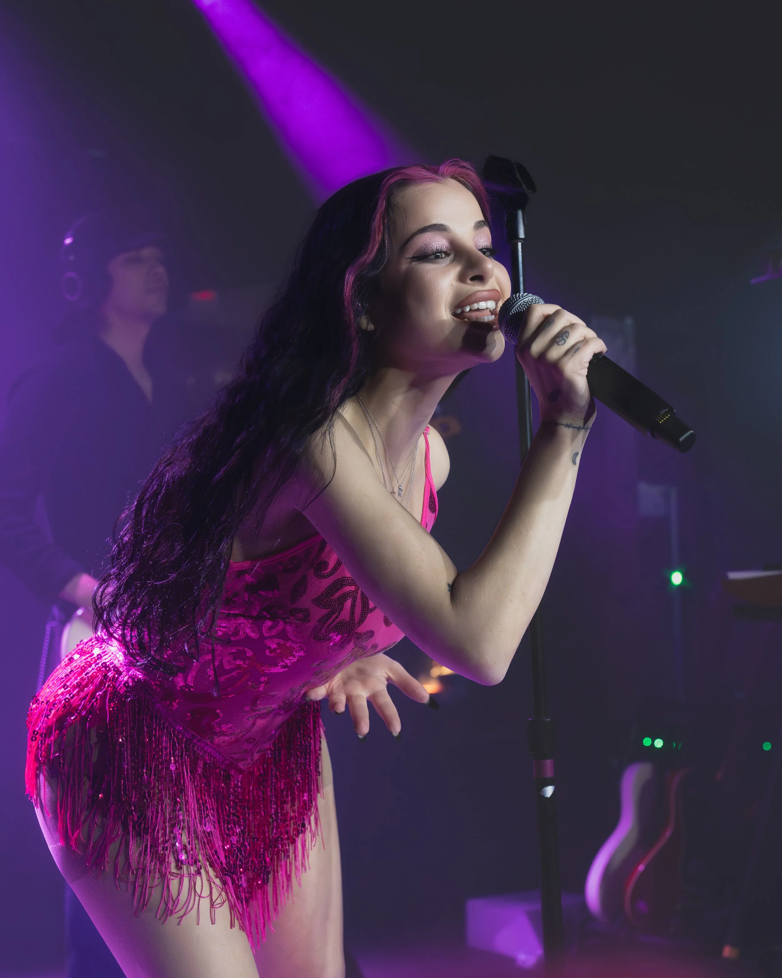 Ellise brings dark pop energy to Columbus crowd — RØKKR