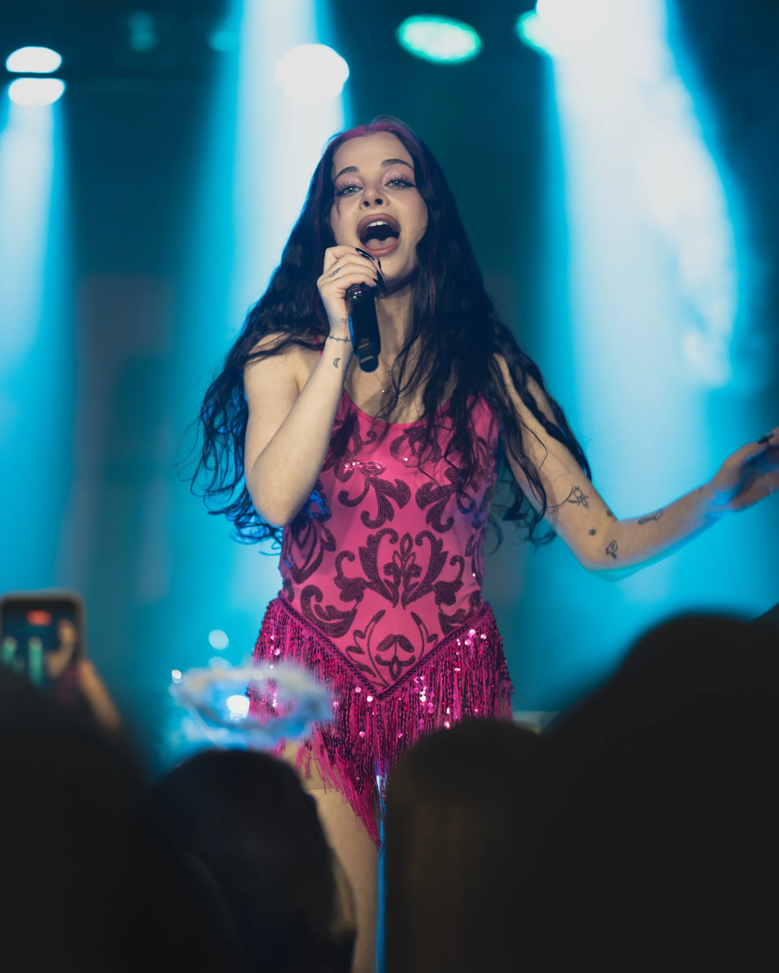 Ellise brings dark pop energy to Columbus crowd — RØKKR