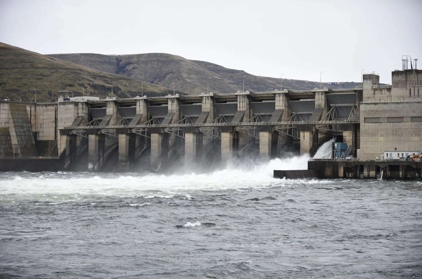Oil spill from Little Goose Dam threatens lower Snake River — Idaho ...