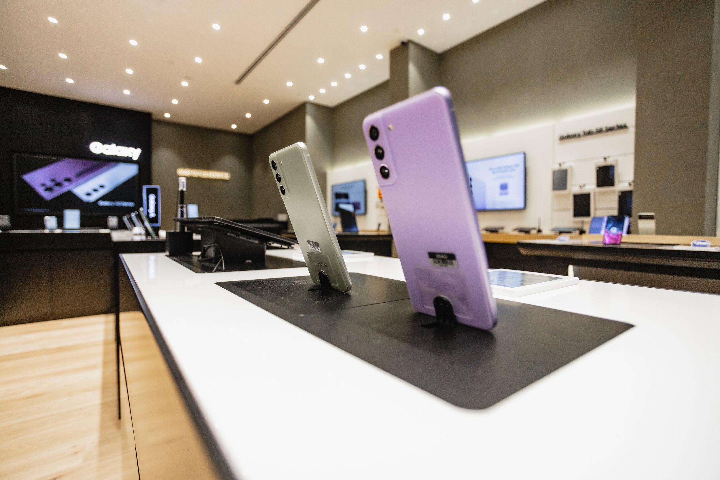 SAMSUNG & RETAILORS — RETAILORS
