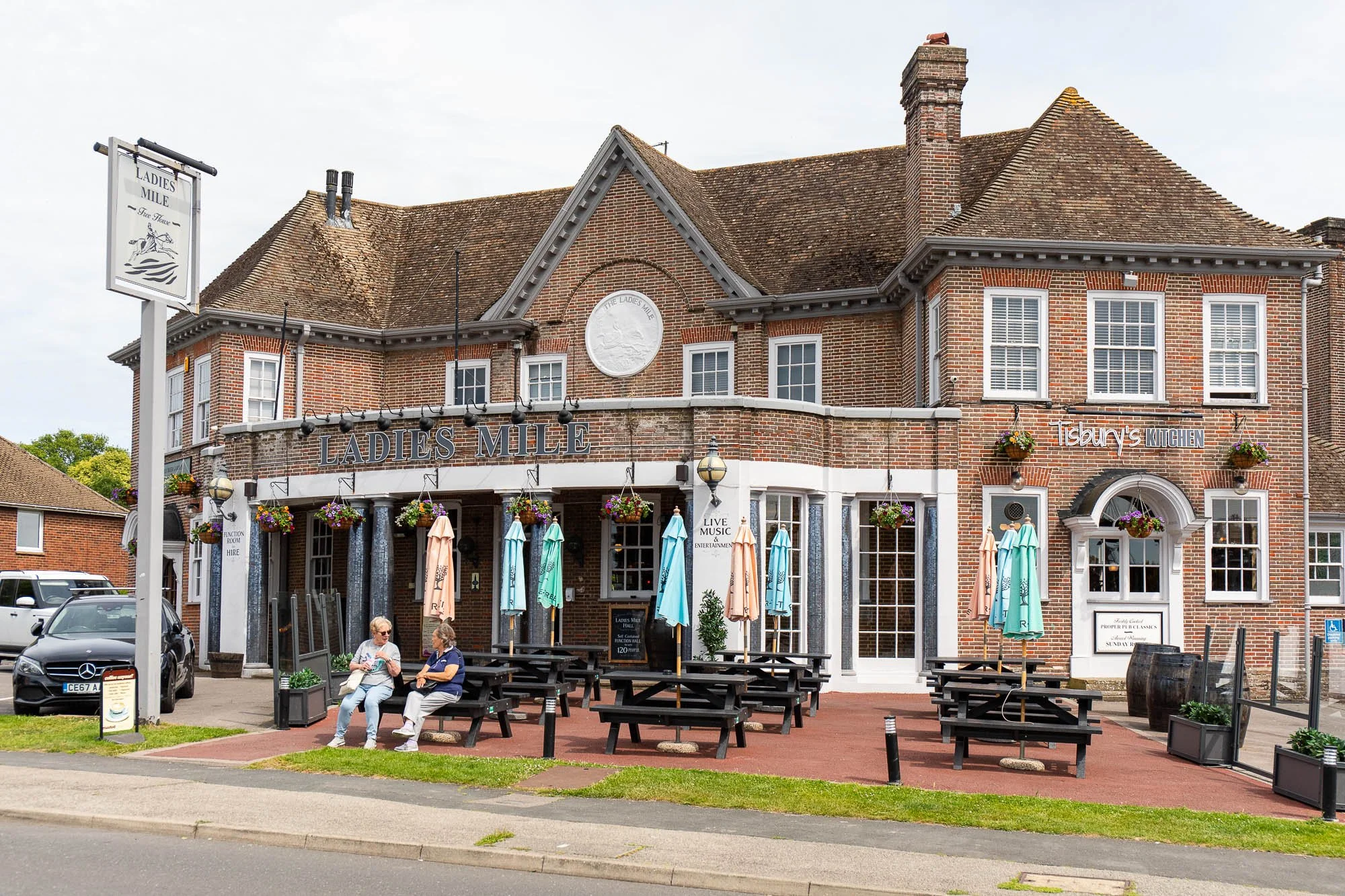 DINING — Ladies Mile Pub, Brighton