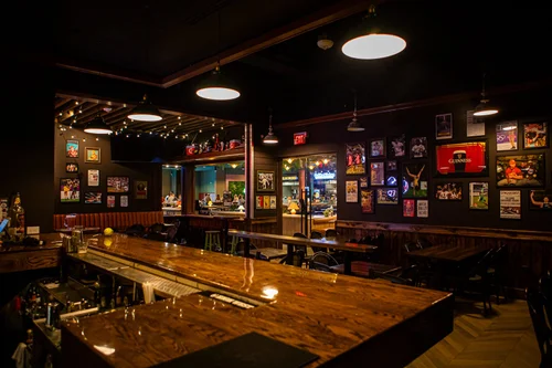 STREAKERS SPORTS PUB