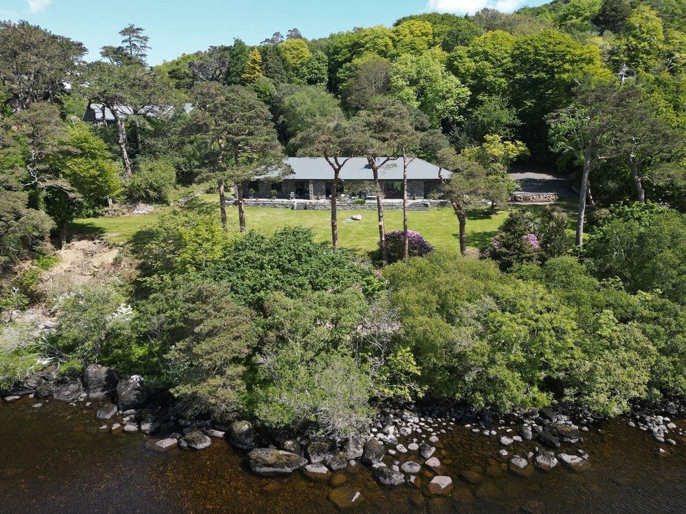Caragh Lake House Exclusive Holiday Rental | Discover Lakefront Bliss Today