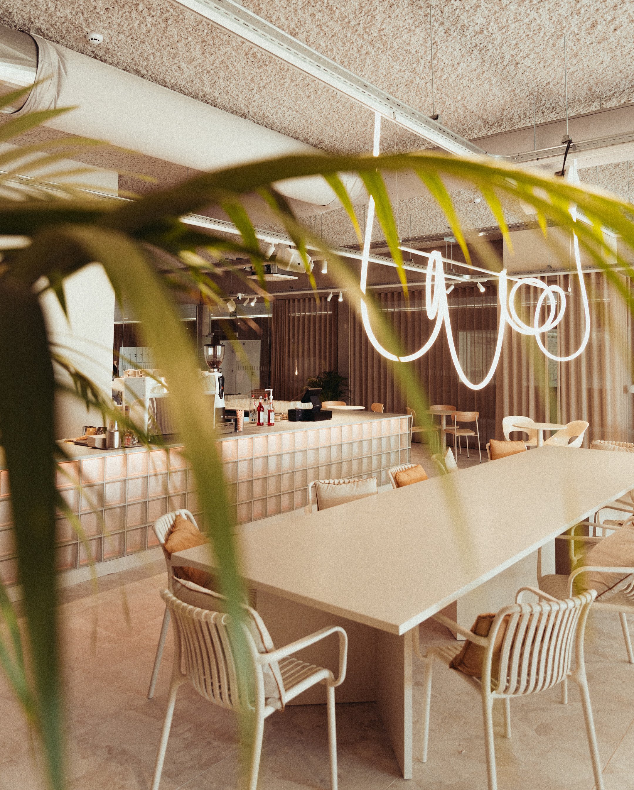 Ontdek Leche in Geel: koffie, lunch, take-out en diner