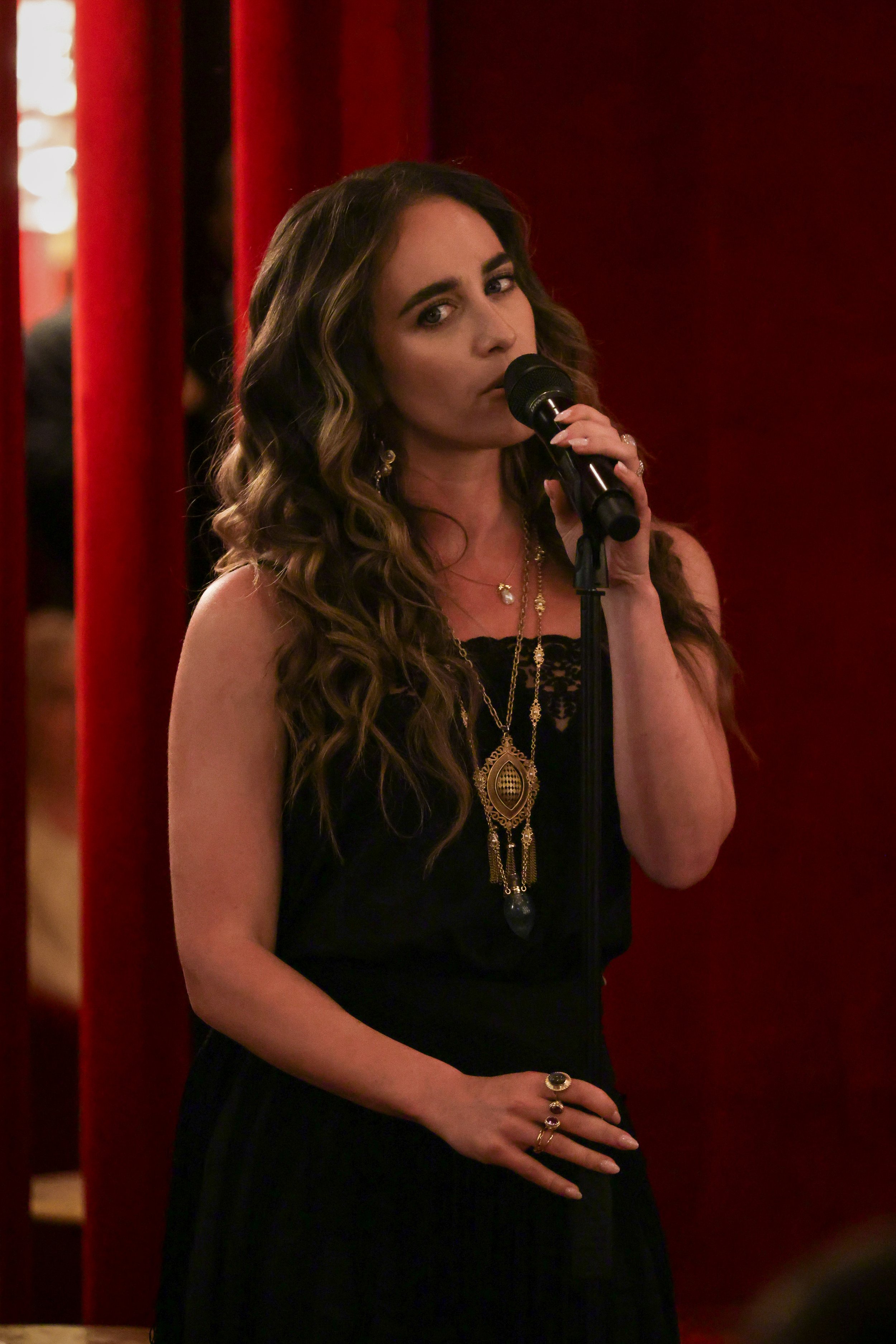 Chloe Stroll debuts new album: Bloom in the Break - New Music Magazine