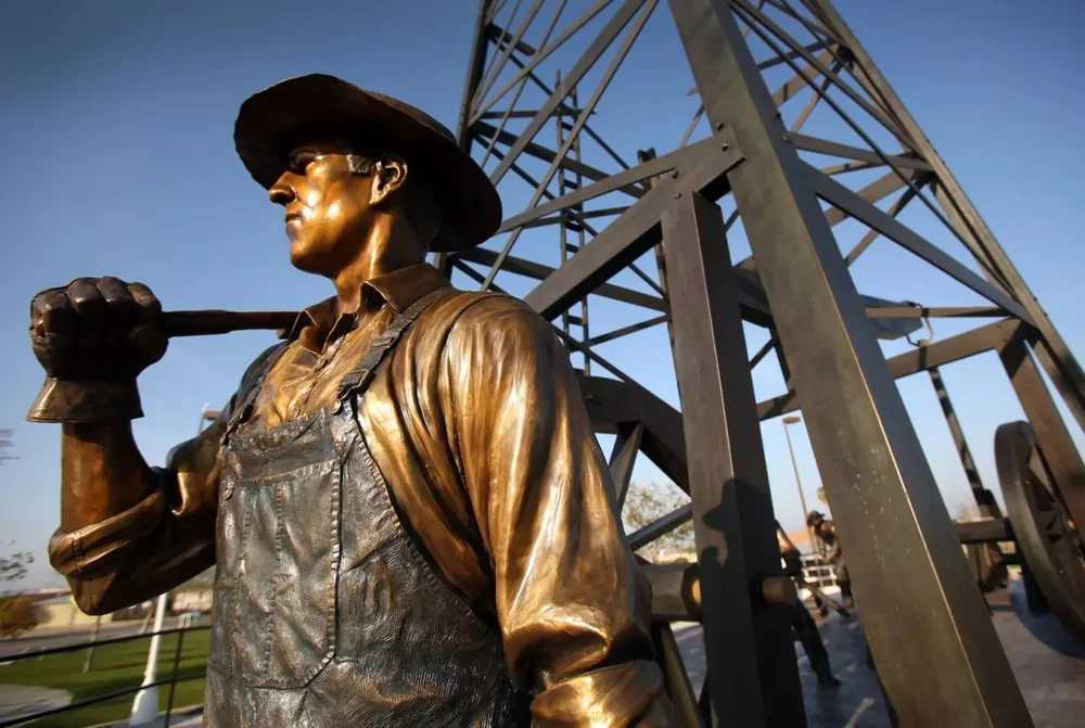 Taft Oilworker Monument — Taft Chamber of Commerce