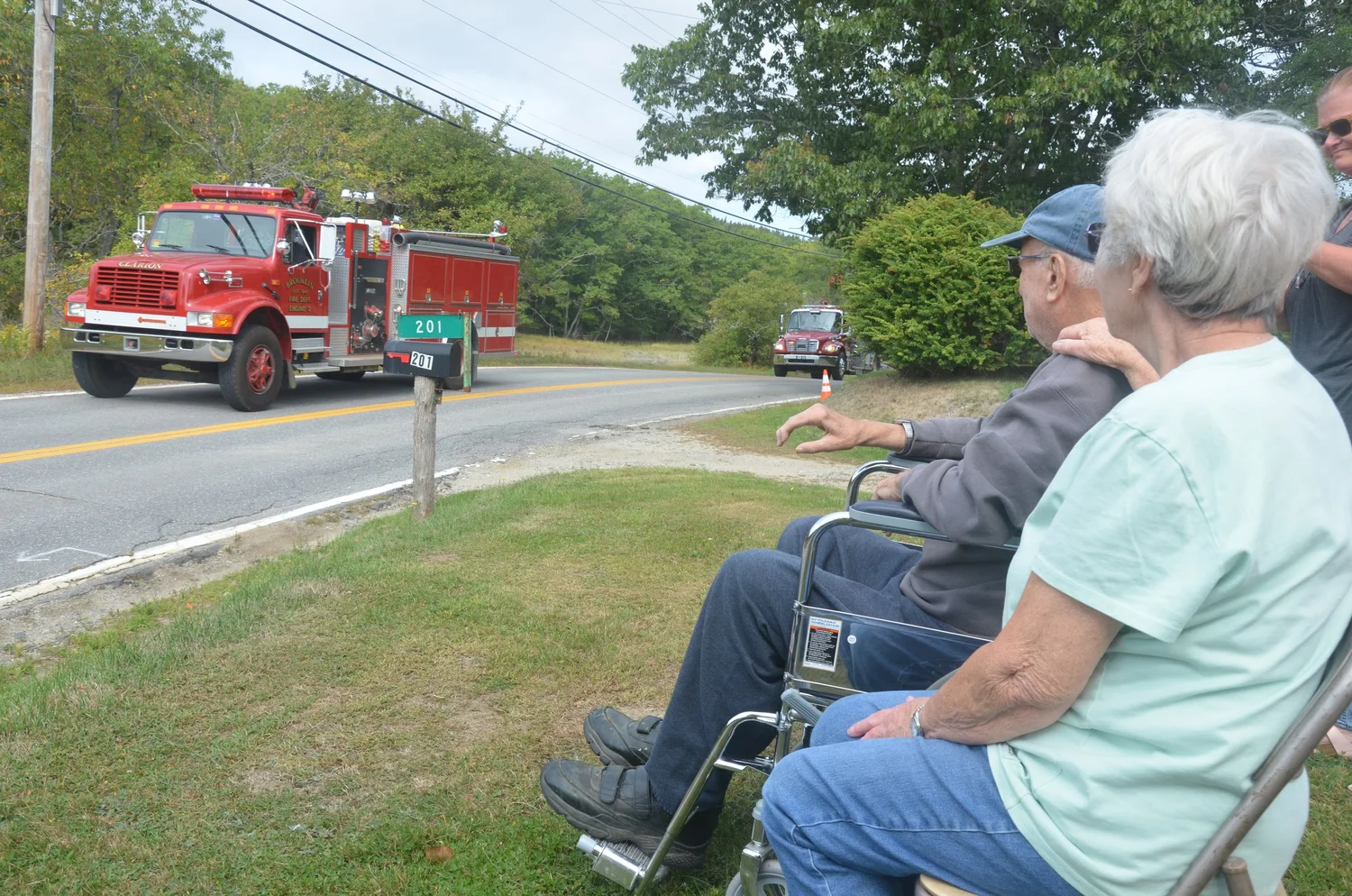 Fire departments from across area give former chief a surprise parade ...