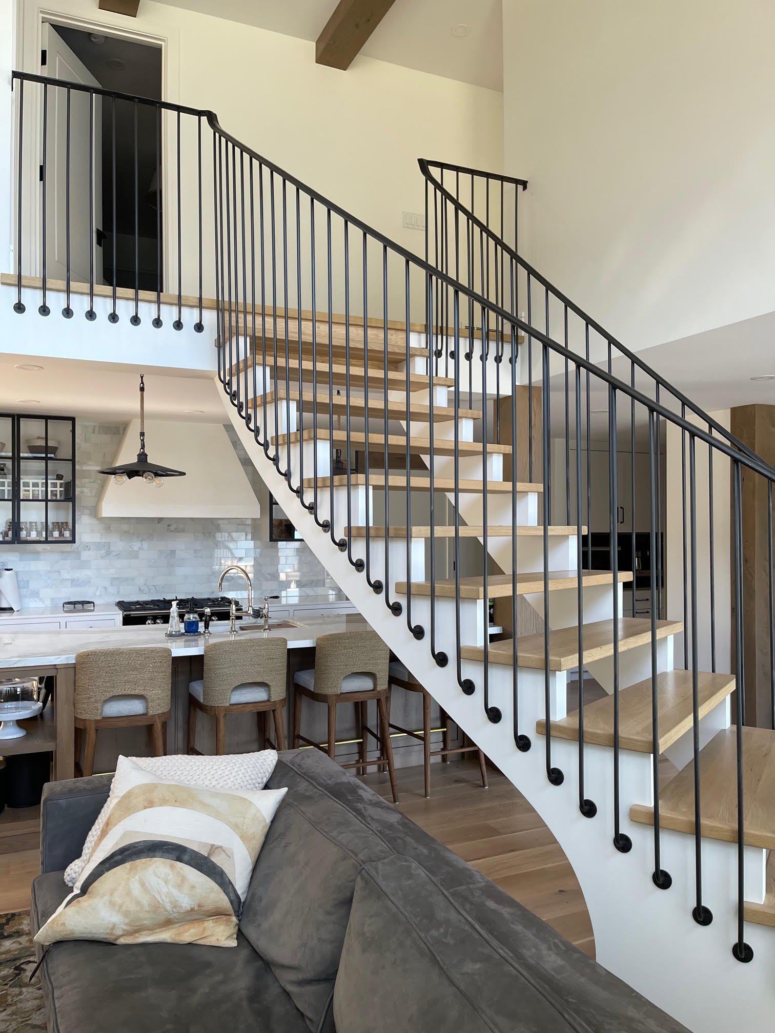 Why Handrail Curves Matter in Modern Homes | Modern Stair Design ...