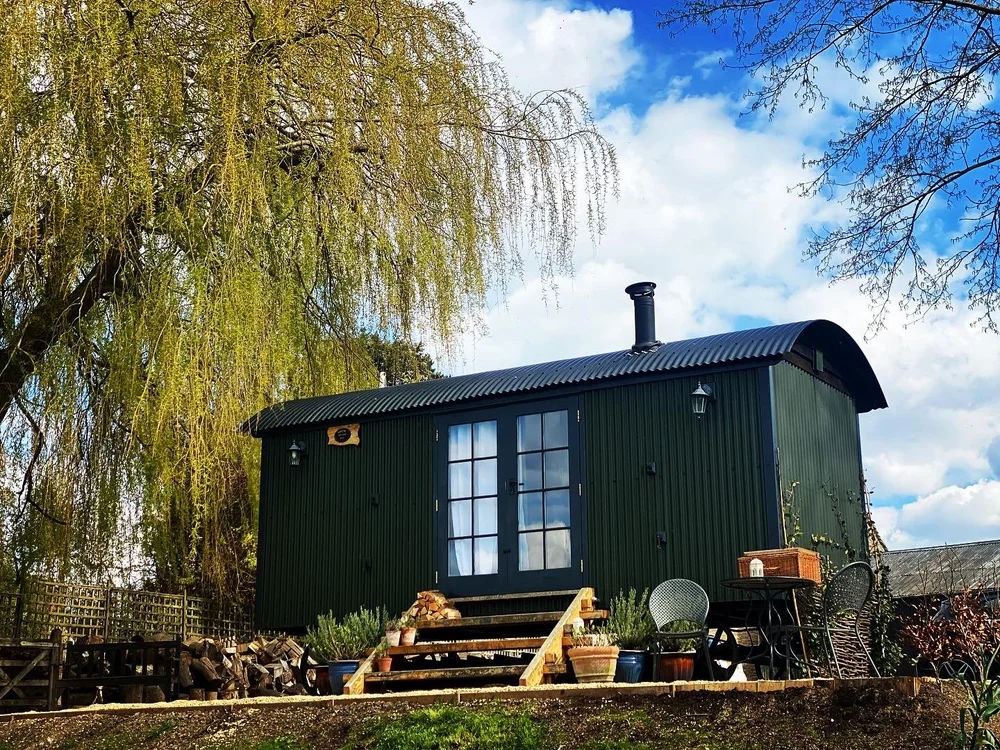 The Red Lion Castle Eaton | Experience River Thames Views – Book Now