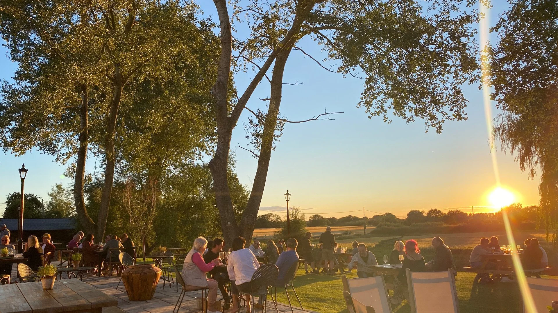 The Red Lion Castle Eaton | Experience River Thames Views – Book Now