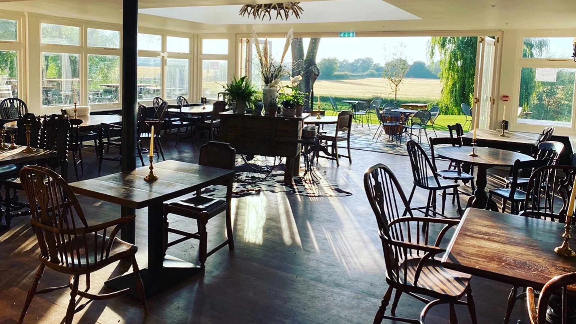 The Red Lion Castle Eaton | Experience River Thames Views – Book Now