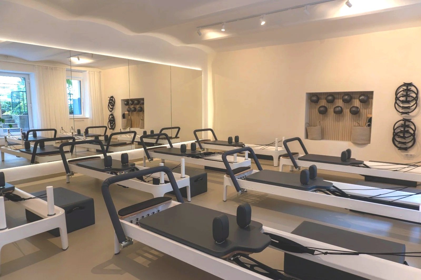Reformer Pilates Wien 1130 | Loop Pilates Studio für Barre & Matten Pilates
