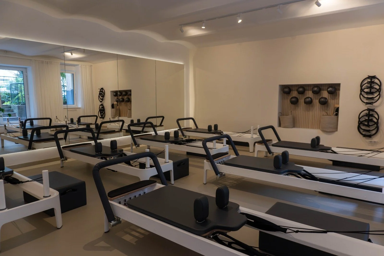 Reformer Pilates Wien 1130 | Loop Pilates Studio für Barre & Matten Pilates