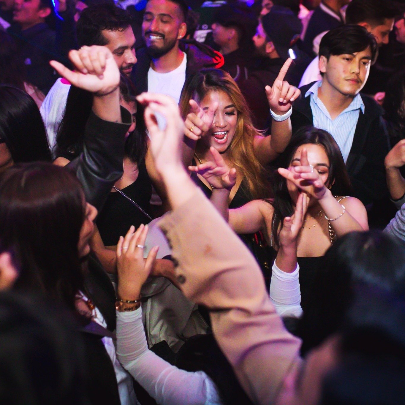 Sports Bar & Nightclub Sydney CBD | Weekly Live Entertainment | 3 Wise ...