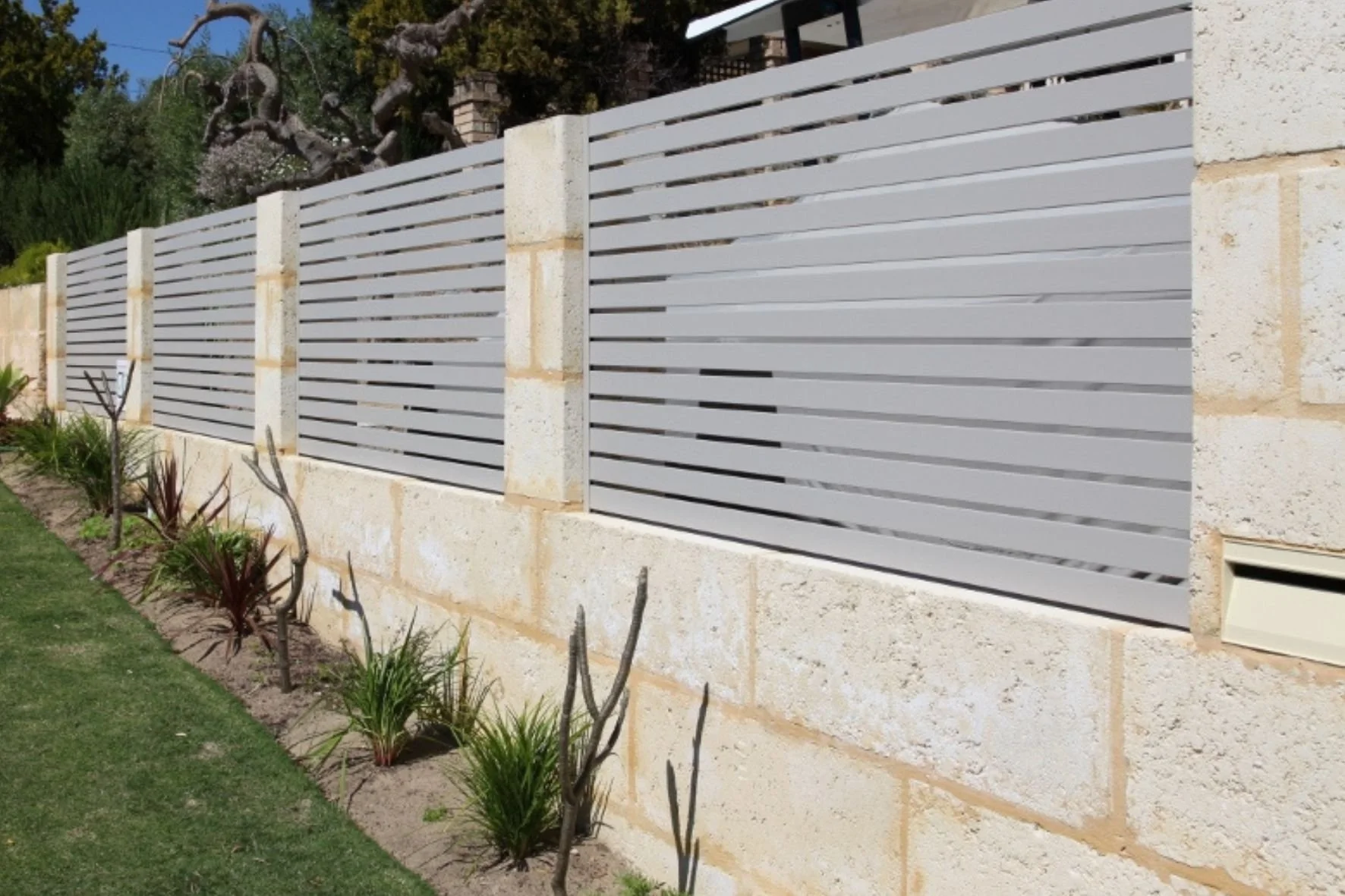 Choosing Aluminium Slat Fence: Key Things to Compare