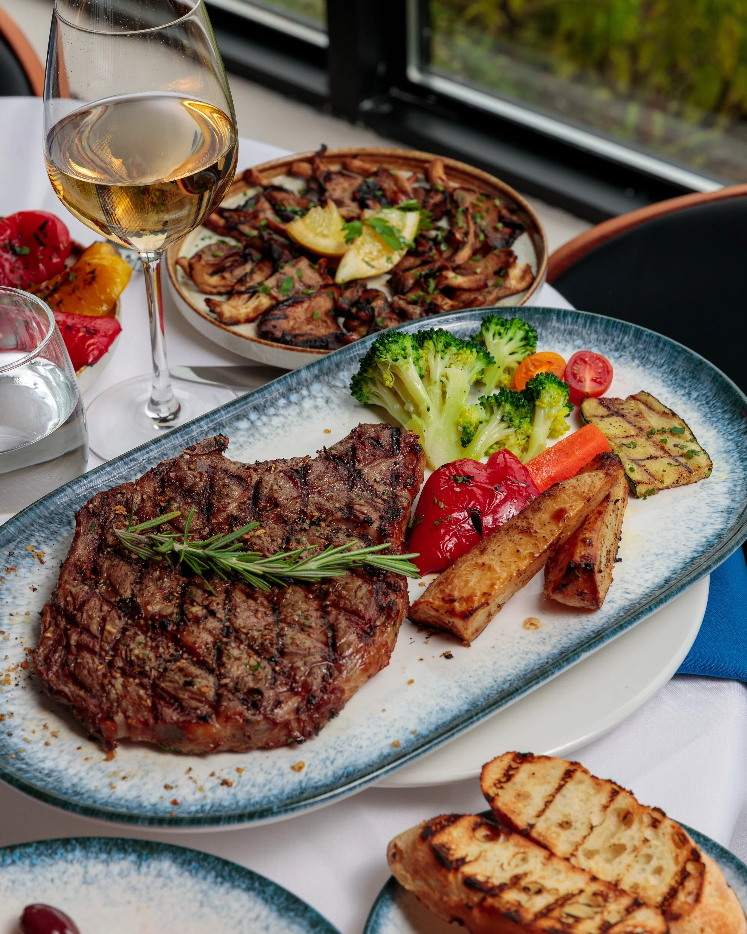 Lavraki | Modern Greek Cuisine in Sainte-Julie