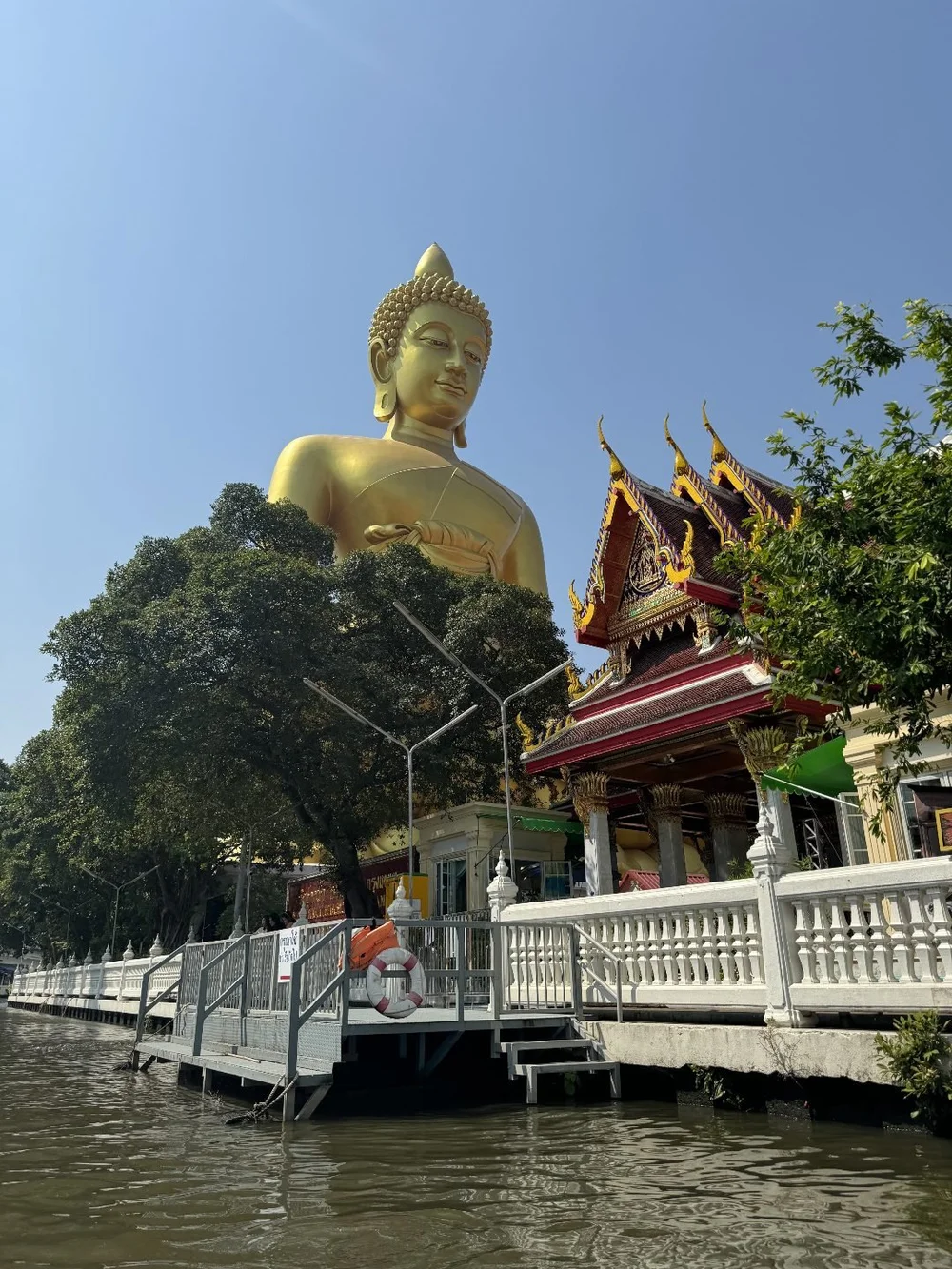 Wat Paknam Phasi Charoen: How to See Bangkok’s Giant Buddha