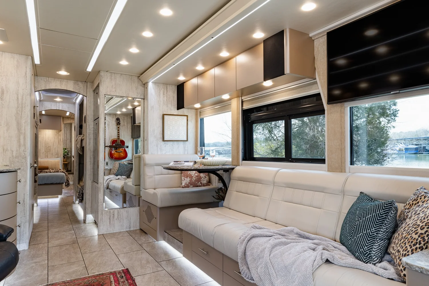 Celebrity Coaches | Entertainer Coach Rental | Nashville, TN