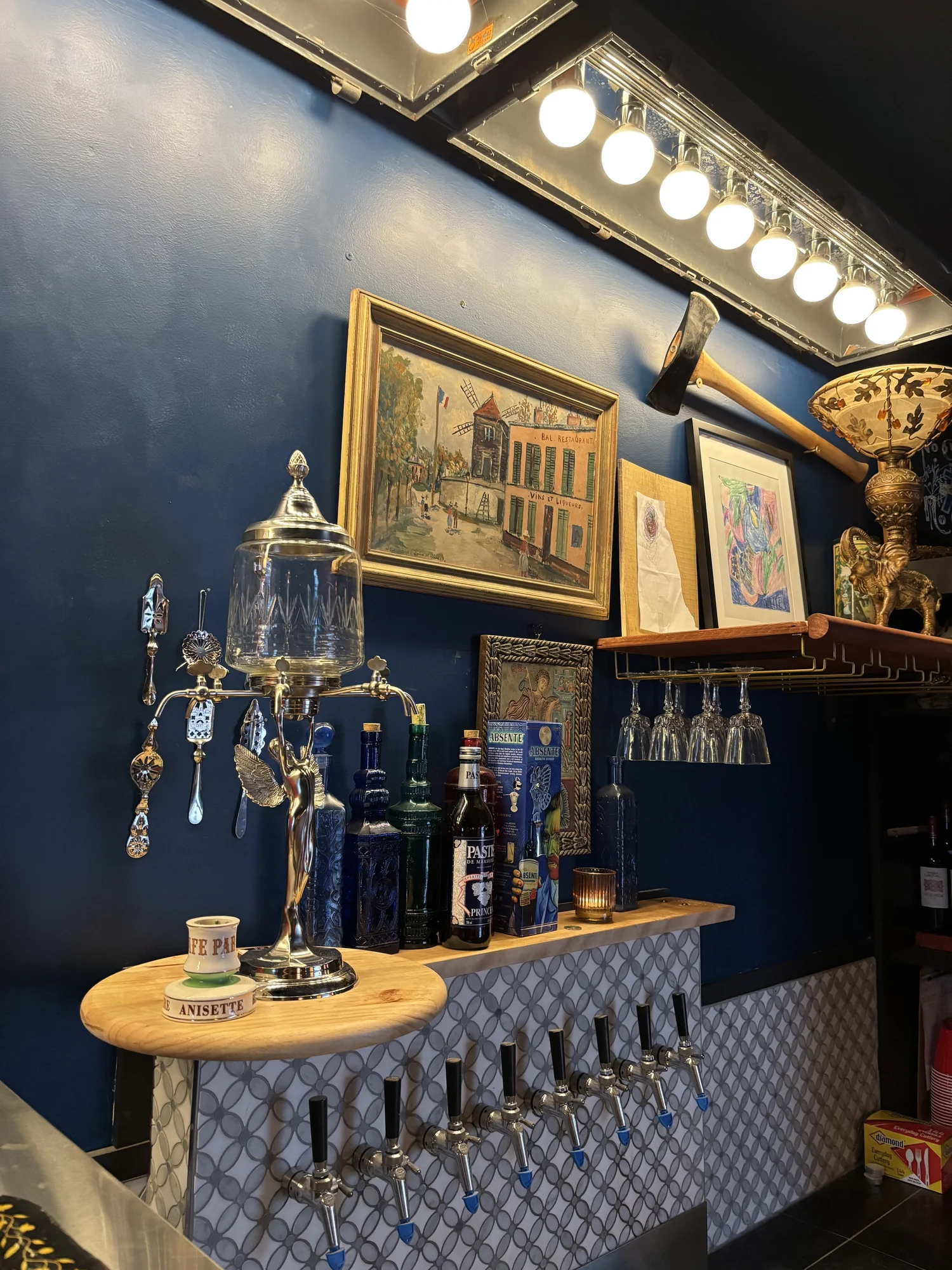 Friends Applaud Tavern & Cafe