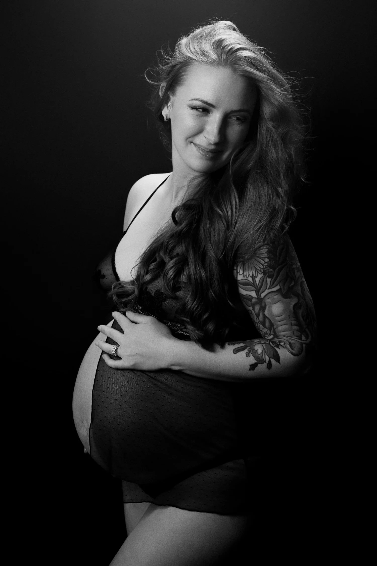 When Is the Best Time for a Maternity Boudoir Session?